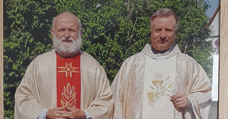 Ehemalige Pfarrer begleiten in den Pfarrsaal | Pfarrei St. Josef Rüsselsheim