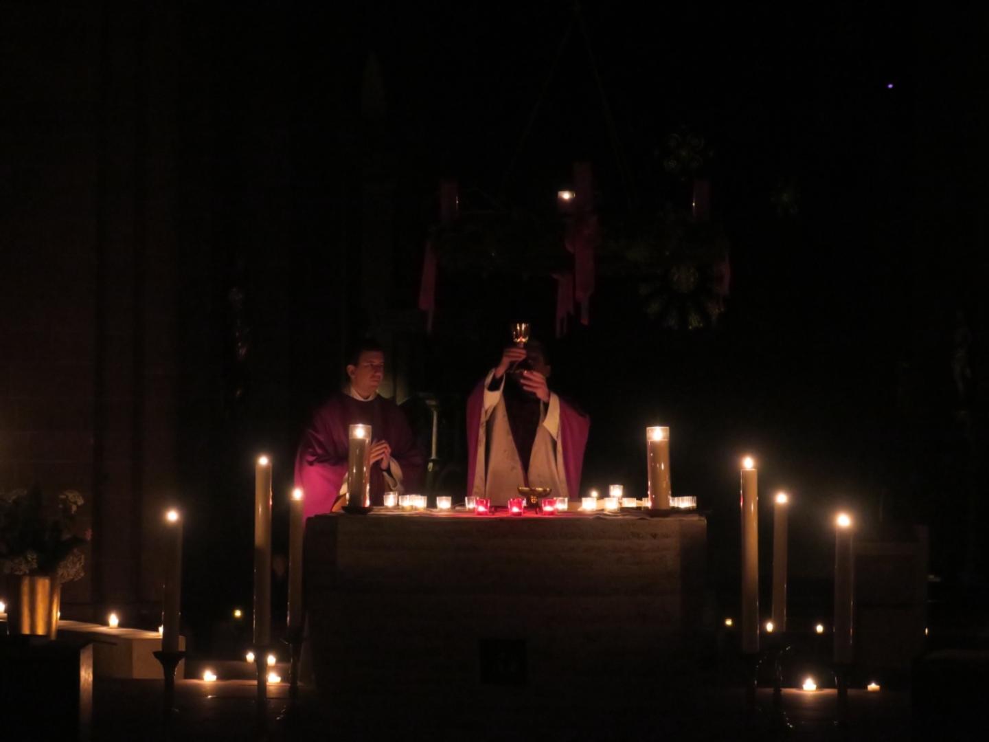 Besondere Messe nur beim Kerzenschein: Rorate-Messen im Dom Pfarrgruppe Dom St. Peter